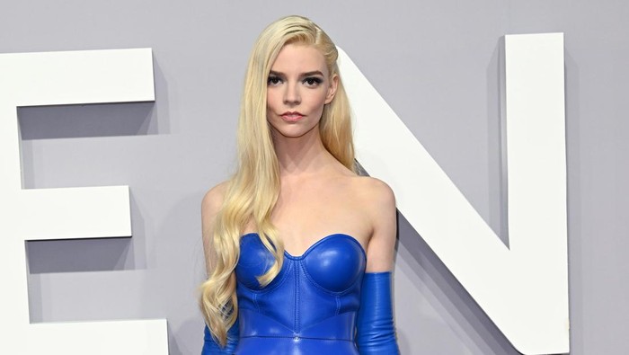 5 Gaya Ikonis Anya Taylor-Joy Sepanjang Tahun 2022, Tampil Cantik dan Menawan