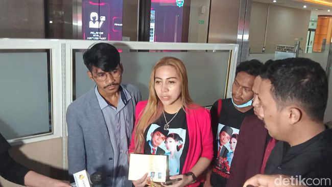 Pakai Kaus dengan Foto Pernikahan, Feby Sharon: Aku Istri Sah AKBP Aris ...