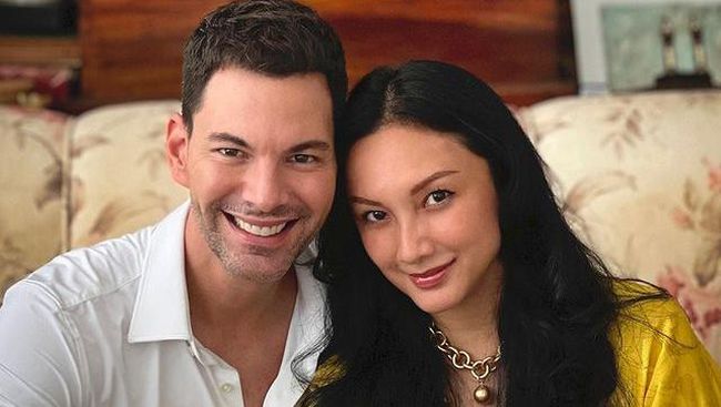 Sempat Jadi Keluarga Cendana, Eks Istri Tommy Soeharto Gandeng Aktor Bule