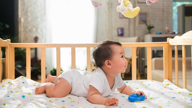 5 Perkembangan Motorik Bayi Usia 5 Bulan, Berguling hingga Memindahkan ...