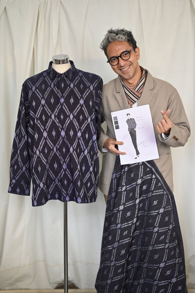 Didiet Maulana Desain Kemeja Tenun untuk Aktor Drakor Tampan Song Kang