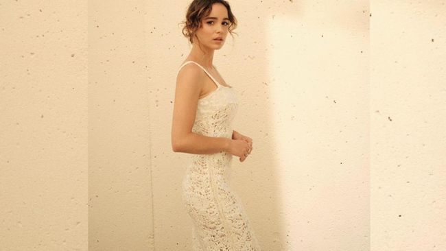 Pilihan Gaya Pesta ala Alba Baptista, Aktris yang Jadi Pacar Baru Chris ...