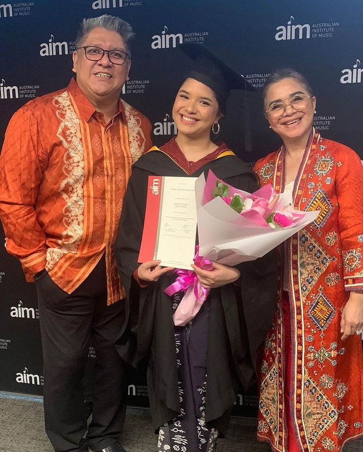 7 Potret Bahagia Amabel Anak Ruth Sahanaya Wisuda Sarjana Musik di ...