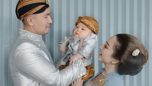 7 Potret Tedak Siten Baby Issa Anak Nikita Willy di Usia 7 Bulan, Bikin Gemas - Foto 1