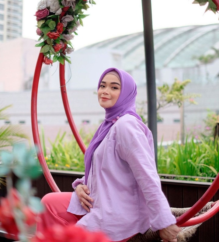 7 Potret Kehamilan Sheza Idris, Makin Senang Dandan dan Ngidam Naik Motor - 3