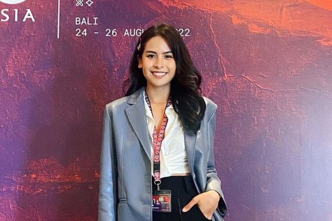 Gaya Maudy Ayunda Ini Bisa Kamu Sontek untuk Tampil Terlihat Cerdas dan Elegan saat ke Kantor