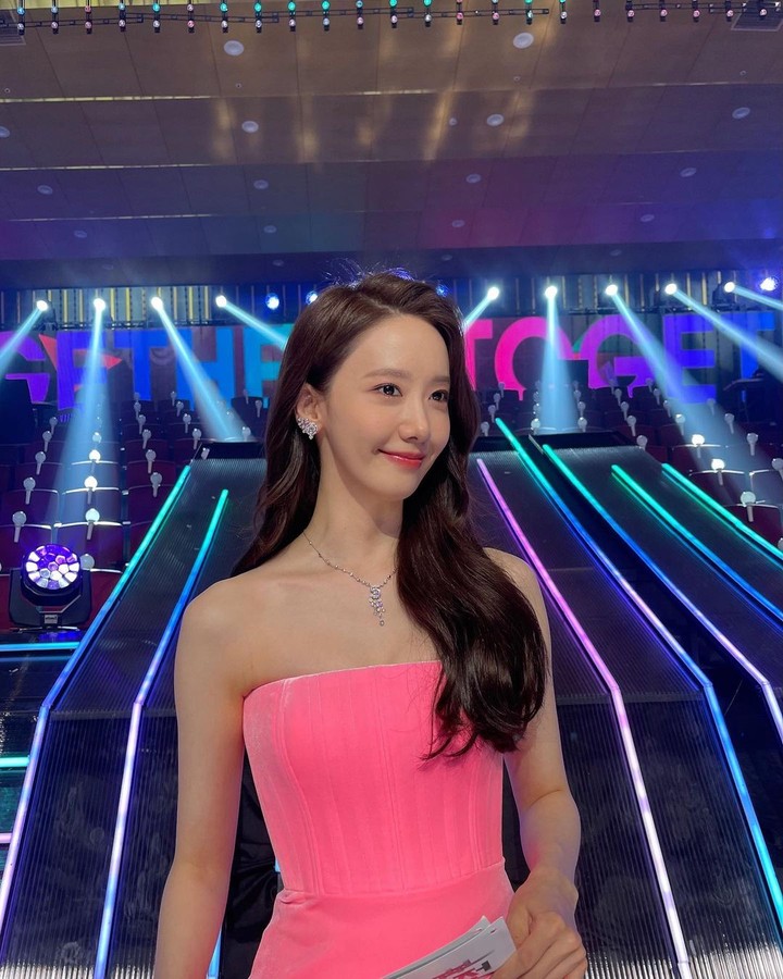 5 Potret Penampilan Cantik Lim Yoona di Blue Dragon Film Awards - 4