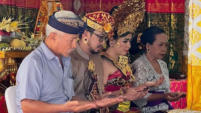 7 Potret Gilang Bhaskara Menikahi Sang Kekasih Secara Hindu Jadi Sorotan