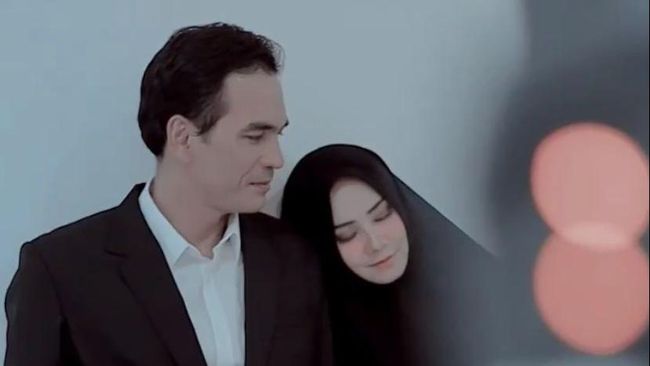 Diam-diam Nikah Lagi, Intip 9 Potret Teddy Syah & Istri Baru 'Daun Muda'