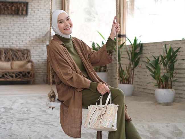 Gaya Hijabers Tomboy ala Zaskia Adya Mecca yang Bisa Kamu Tiru Gaya Hijabers Tomboy ala Zaskia Adya Mecca yang Bisa Kamu Tiru