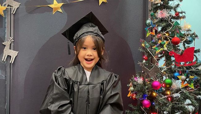 7 Potret Kelulusan Anak Acha Septriasa di Australia, Cantik Pakai Toga ...