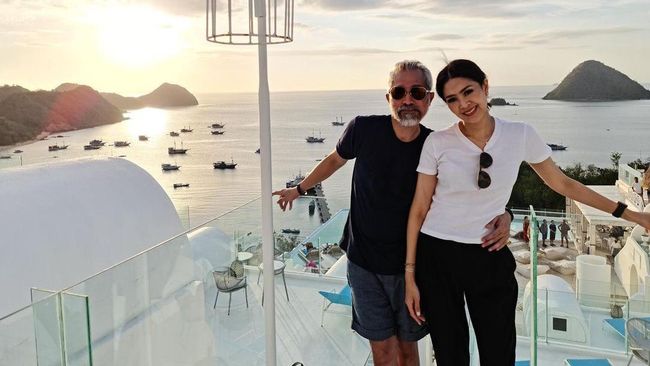 7 Potret Kemesraan Lukman Sardi dan Istri, Harmonis Meski Usia Terpaut ...