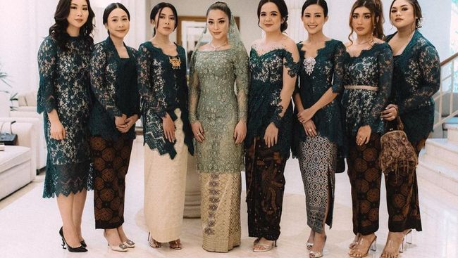 Inspirasi Kebaya Bridesmaids Simpel Tapi Mewah ala Artis Indonesia