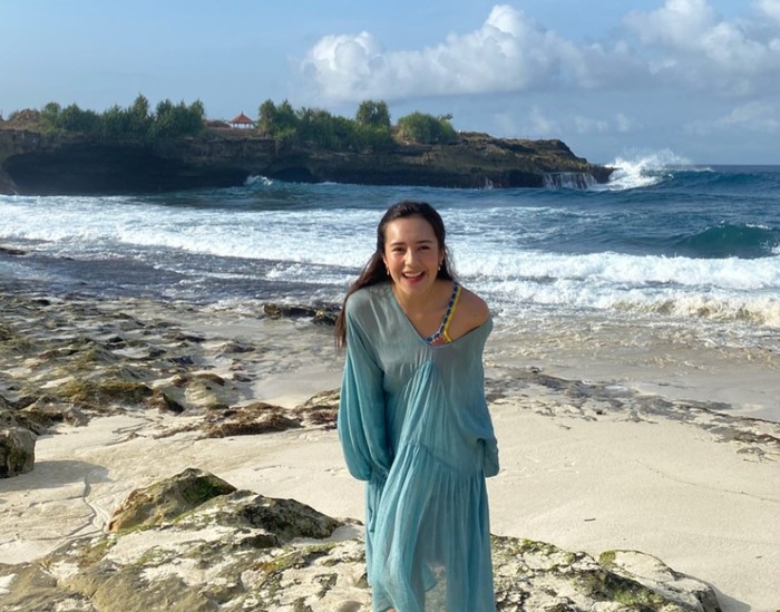 5 Inspirasi Outfit ke Pantai ala Beby Tsabina, Modis dan Terlihat Fresh!