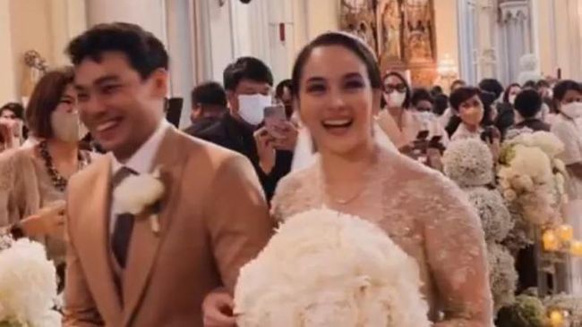 Menikah dengan Rob Clinton di Gereja Katedral, Merupakan Wedding Dream ...