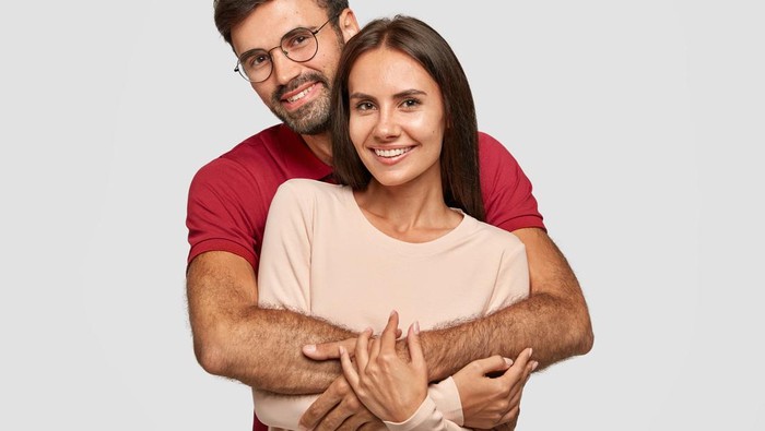 5 Alasan Perempuan Memilih Pria Lebih Tua Sebagai Pasangannya