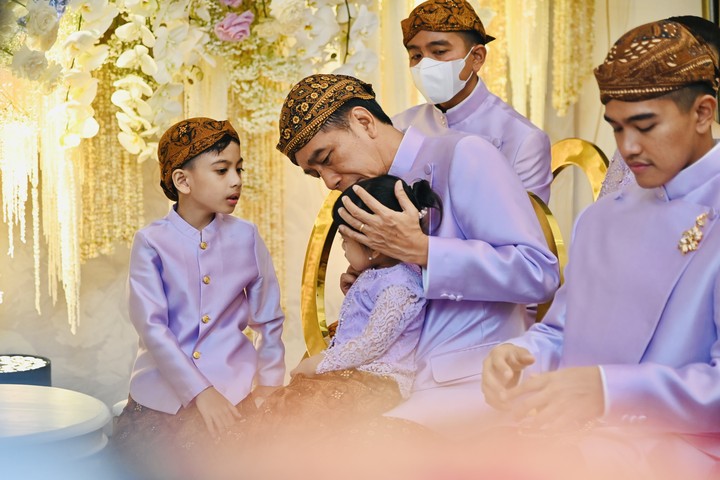 7 Potret Cucu-cucu Jokowi di Midodareni Kaesang-Erina, Jan Ethes Diwawancara Wartawan - 5