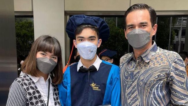 Teddy Syach Rayakan Wisuda Putra Sulung, Istri Barunya Beri Ucapan ...