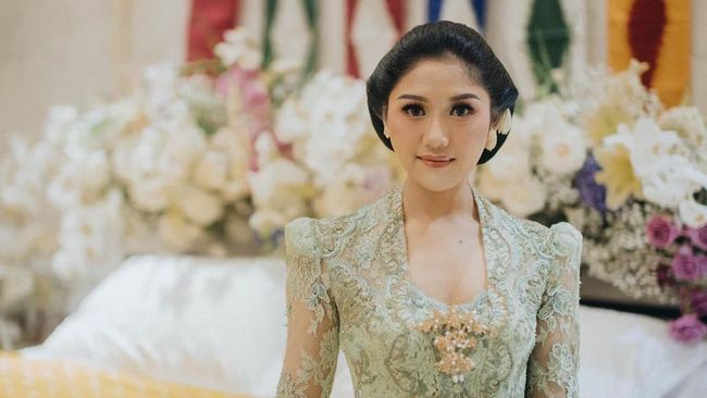 Harga Perhiasan Erina Gudono Saat Sungkeman & Dulang Pungkasan, Ada Bros Rp14,9 Juta