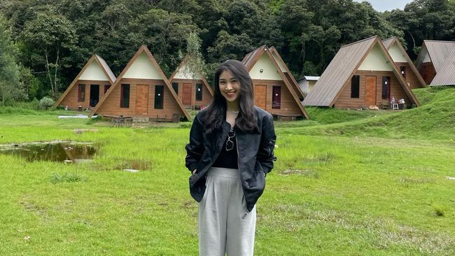 5 Inspirasi Gaya Serba Hitam ala Shani JKT48, Stylish Banget! - Halaman 2