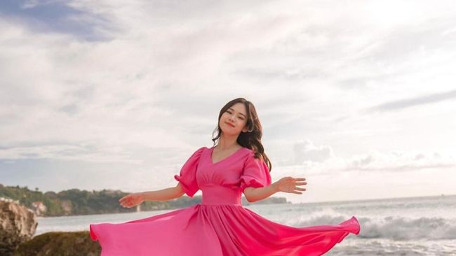5 Inspirasi Outfit ke Pantai Ala Molita Lin, Fresh dan Instagramable!