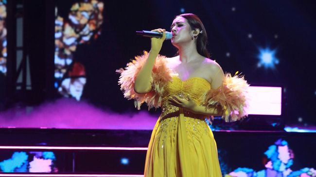 Gelar Konser Tunggal, Simak 5 Gaya Panggung Raisa yang Tampil Anggun ...