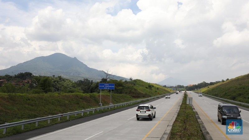 Mudik Lewat Tol Cisumdawu: Tembus Perut Gunung dan Perbukitan