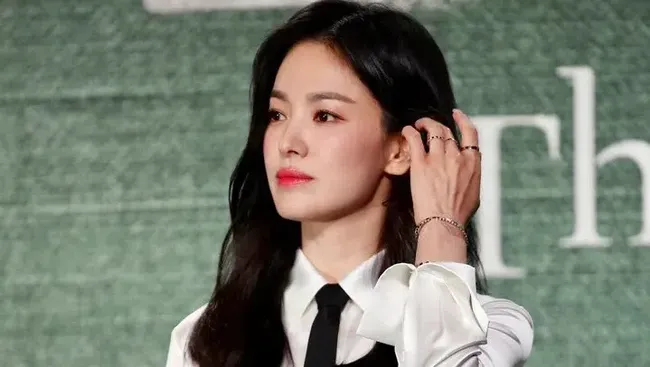 Potret Terbaru Song Hye Kyo yang Tampil Memesona di Konferensi Pers Serial Netflix 'The Glory'