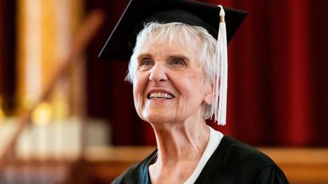 Kisah Joyce DeFauw, Perempuan Tertua yang Lulus dari Universitas di ...