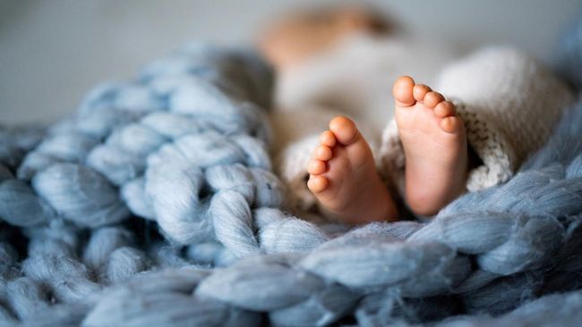 Jangan Keliru, Ini Posisi Kaki Bayi Saat Tidur yang Ideal & Sehat
