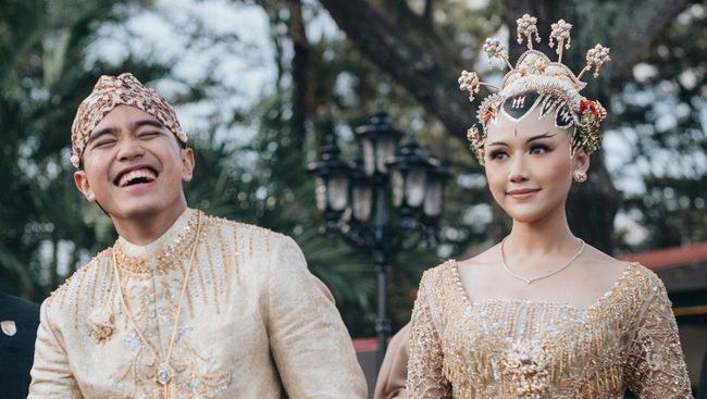 Begini reaksi Erina Gudono usai Nahyan pakai singlet di acara pernikahannya.