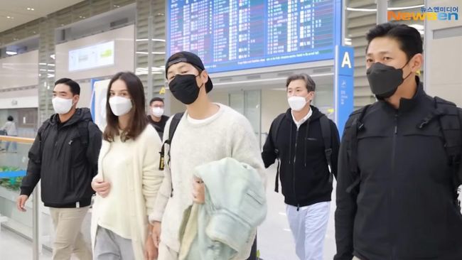 Umumkan Pernikahan, 7 Potret Song Joong Ki & Katy Louise Saunders