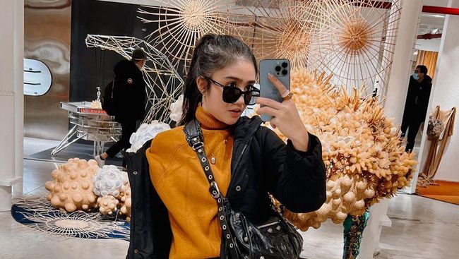 Lihat 8 Inspirasi OOTD Ala Febby Rastanty Selama di Amerika Serikat