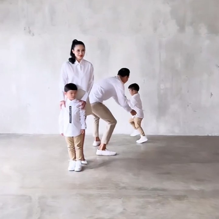 7 Momen Lucu Foto Keluarga Sandra Dewi, Ulah Anak Kedua Disebut Seperti ... 7 Momen Lucu Foto Keluarga Sandra Dewi, Ulah Anak Kedua Disebut Seperti ...