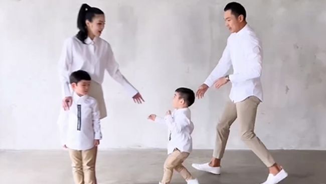 7 Momen Lucu Foto Keluarga Sandra Dewi, Ulah Anak Kedua Disebut Seperti ... 7 Momen Lucu Foto Keluarga Sandra Dewi, Ulah Anak Kedua Disebut Seperti ...