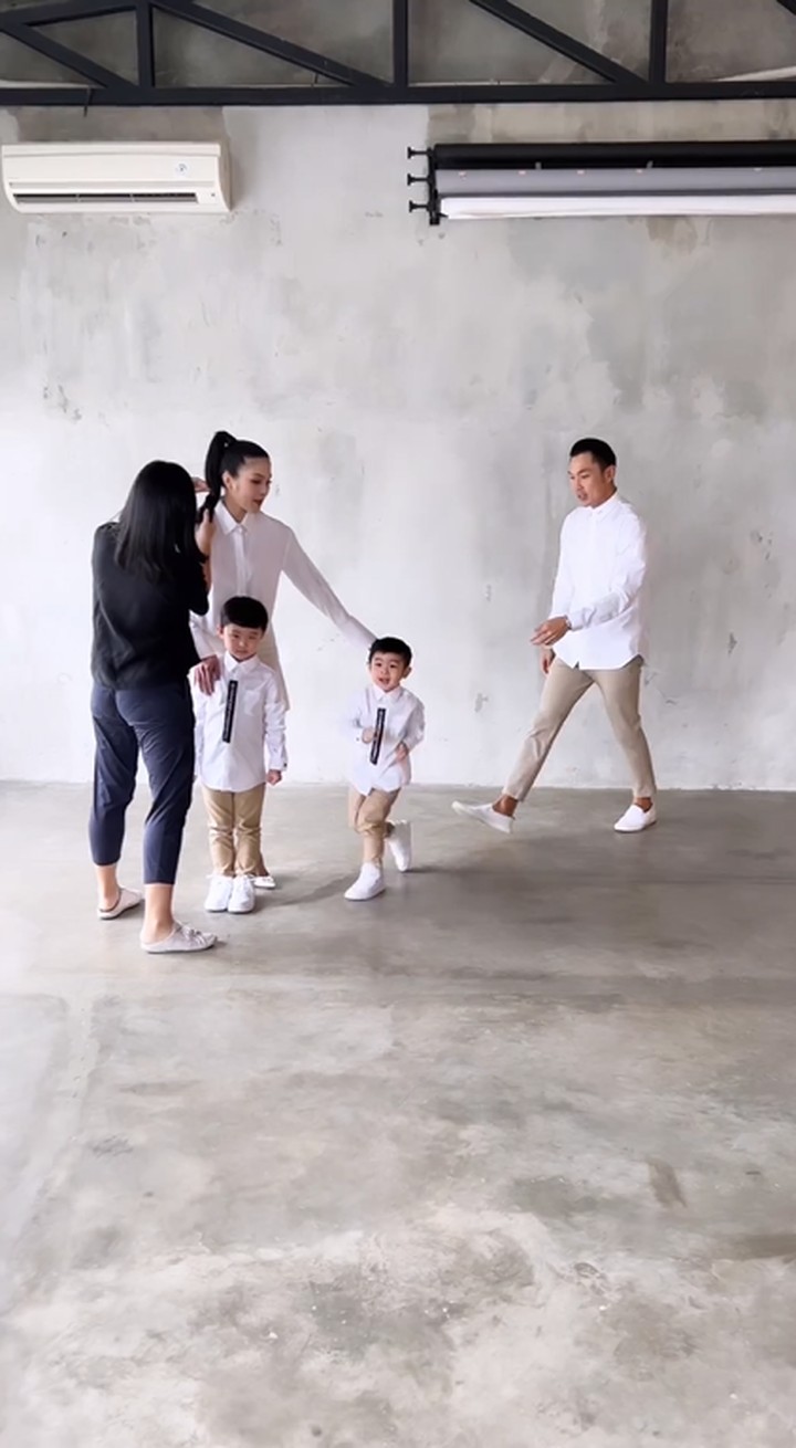 7 Momen Lucu Foto Keluarga Sandra Dewi, Ulah Anak Kedua Disebut Seperti ... 7 Momen Lucu Foto Keluarga Sandra Dewi, Ulah Anak Kedua Disebut Seperti ...