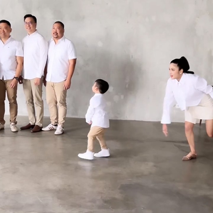 7 Momen Lucu Foto Keluarga Sandra Dewi, Ulah Anak Kedua Disebut Seperti ... 7 Momen Lucu Foto Keluarga Sandra Dewi, Ulah Anak Kedua Disebut Seperti ...