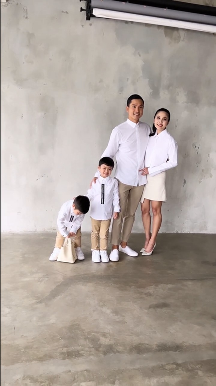7 Momen Lucu Foto Keluarga Sandra Dewi, Ulah Anak Kedua Disebut Seperti ... 7 Momen Lucu Foto Keluarga Sandra Dewi, Ulah Anak Kedua Disebut Seperti ...