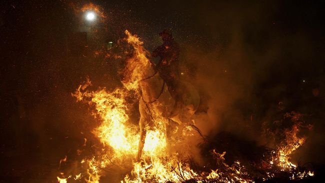 FOTO: Menyucikan Kuda Lewat Bara Api dan Kepulan Asap