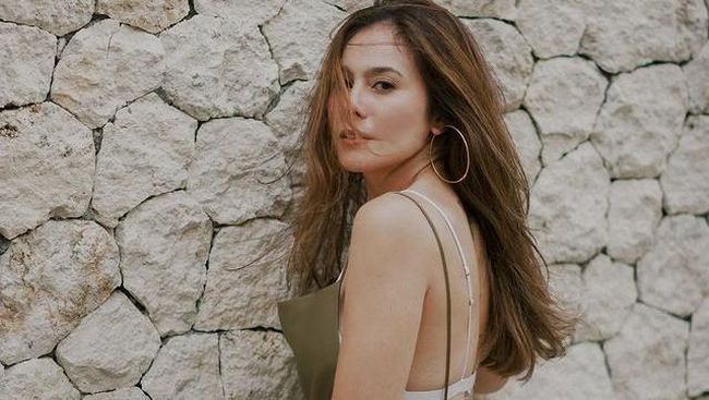 Wulan Guritno Jaga Kesehatan agar Bisa Main Bareng Cucu di Hari Tua