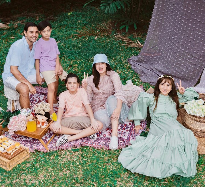 5 Potret Hangat Hesti Purwadinata & Putri Sambung yang Sempat Disangka Anak Angkat - 1