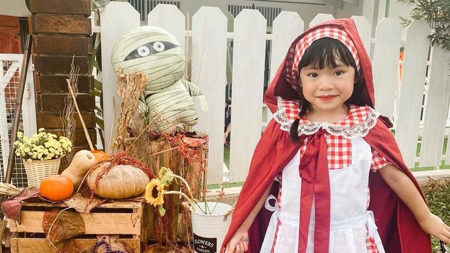 7 Potret OOTD Anak Perempuan Raditya Dika & Anissa Aziza, Fashionable ...