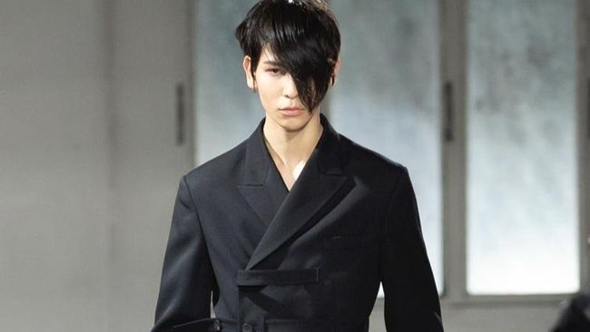 Gaya Raul 'Snow Man' Saat Menghadiri Givenchy Fashion Show di Paris ...