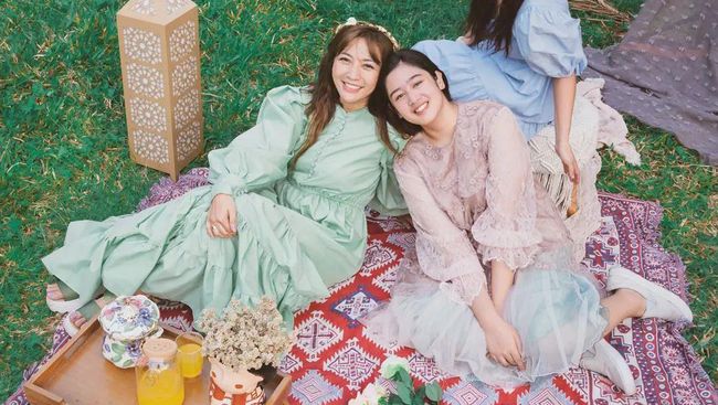 5 Potret Kedekatan Hesti Purwadinata & Putri Sambungnya, Dikira Anak Angkat - Foto 1