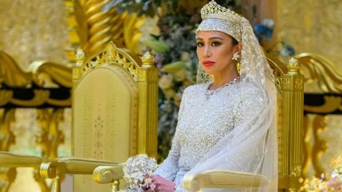 Detail Gaun Yang Dipakai Oleh Azemah Bolkiah Putri Sultan Brunei Yang