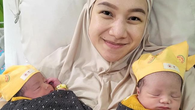 7 Potret Istri Ustaz Riza Melahirkan Bayi Kembar Laki-laki yang Diberi Nama Ali dan Alif - Foto 1
