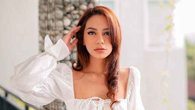7 Potret DJ Freya yang Diisukan Dekat dengan Rio Alief Drummer NOAH