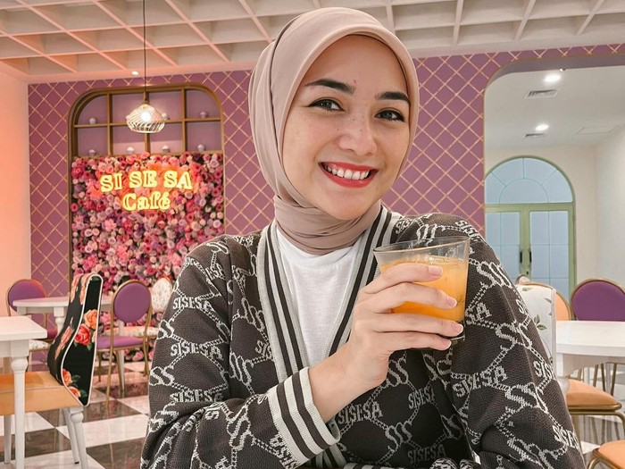 Inspirasi Gaya Stylish saat Hangout untuk Hijabers ala Citra Kirana ... Inspirasi Gaya Stylish saat Hangout untuk Hijabers ala Citra Kirana ...