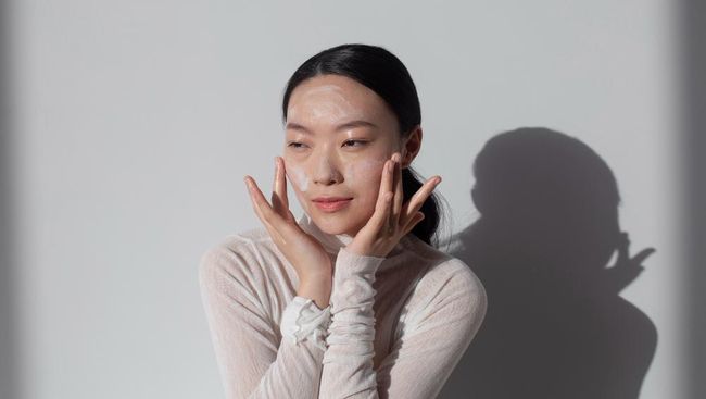 Kebiasaan Baik pada Pagi Hari Biar Kulit Wajah Glowing, Yuk Dijadikan ...