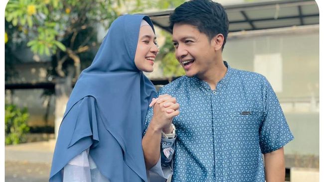 7 Potret Dhini Aminarti dan Dimas Seto Makin Mesra, Awet Menikah 13 Tahun - Foto 1